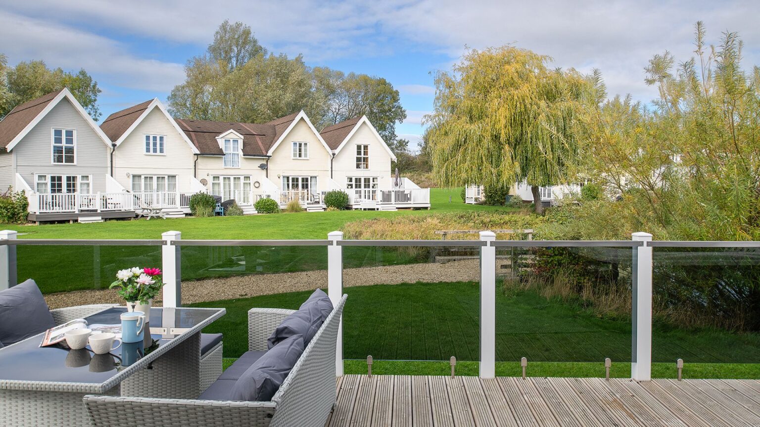 Venture Lakeside Lodge | Cotswold lakes with a hot tub | Bolthole Retreats